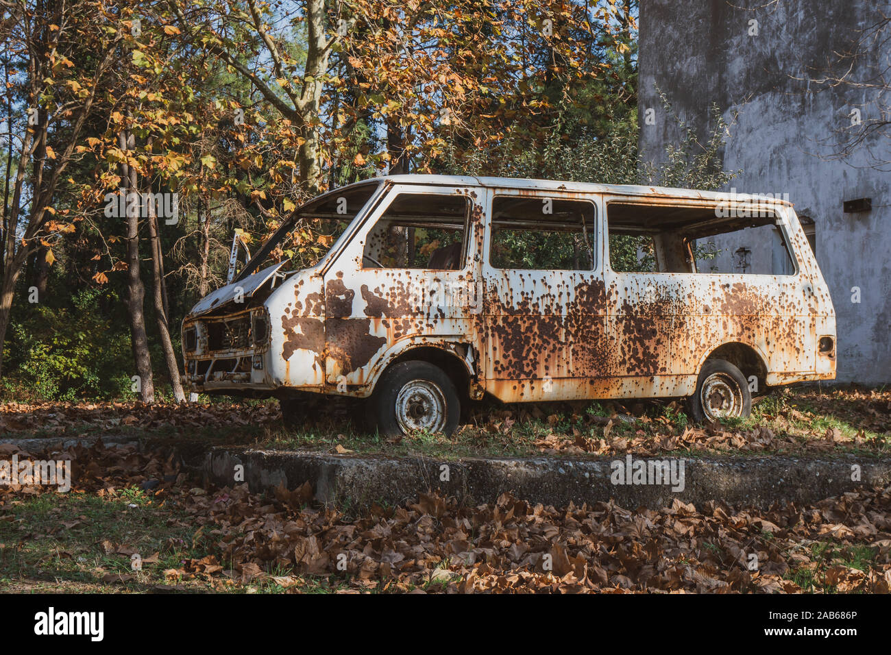 Old abandoned rusty car in a park. Vintage Stock Photo - Alamy