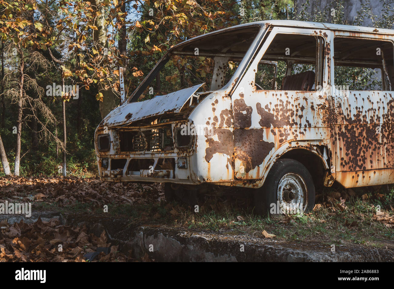 Old abandoned rusty car in a park. Vintage Stock Photo - Alamy