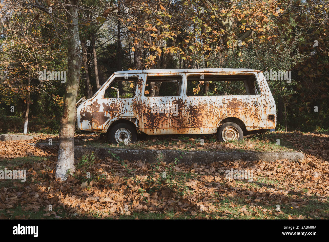Old abandoned rusty car in a park. Vintage Stock Photo - Alamy