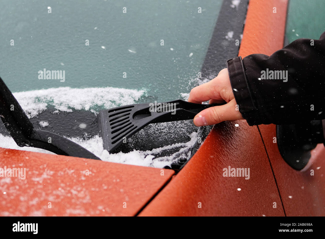 Car scraper ice hi-res stock photography and images - Alamy