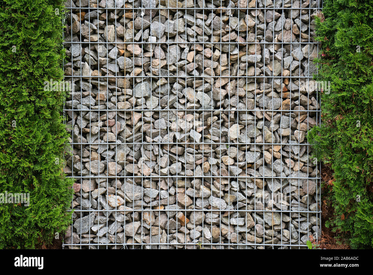 Green metal grid fence hi-res stock photography and images - Alamy