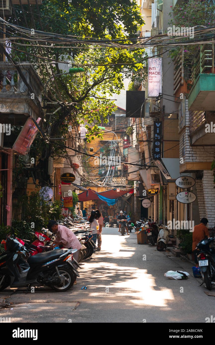 Backstreet road hi-res stock photography and images - Alamy