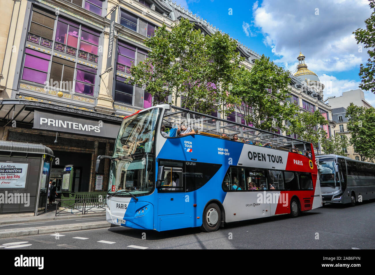 Paris open tour bus hi-res stock photography and images - Alamy