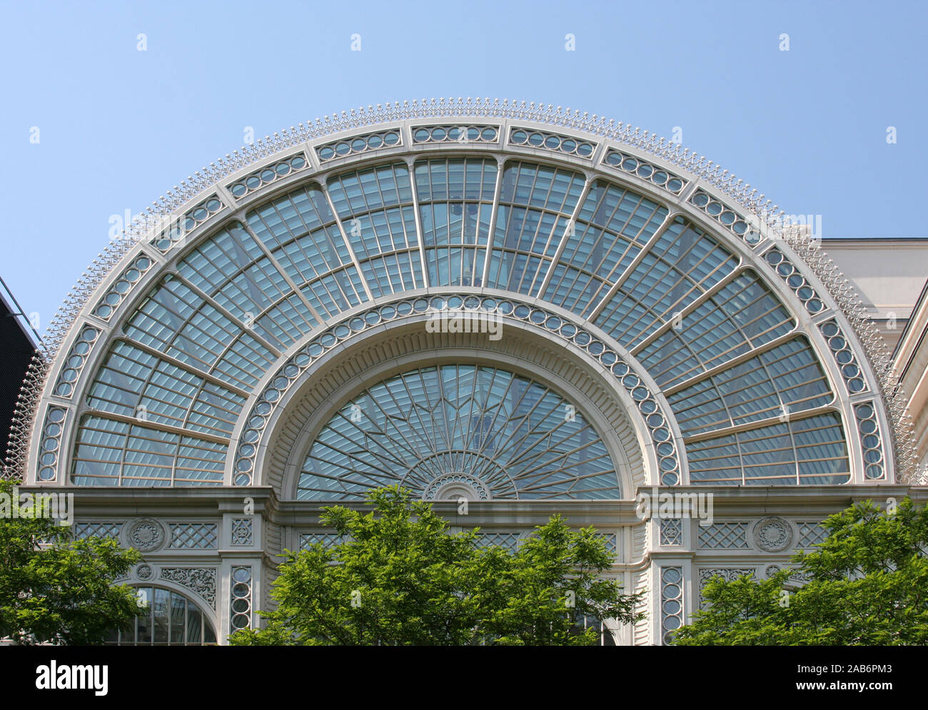 Filigree roof line detail hi-res stock photography and images - Alamy