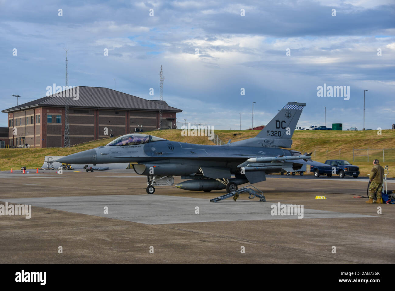 An F-16c Fighting Falcon from the 113th Wing prepares to take off ...