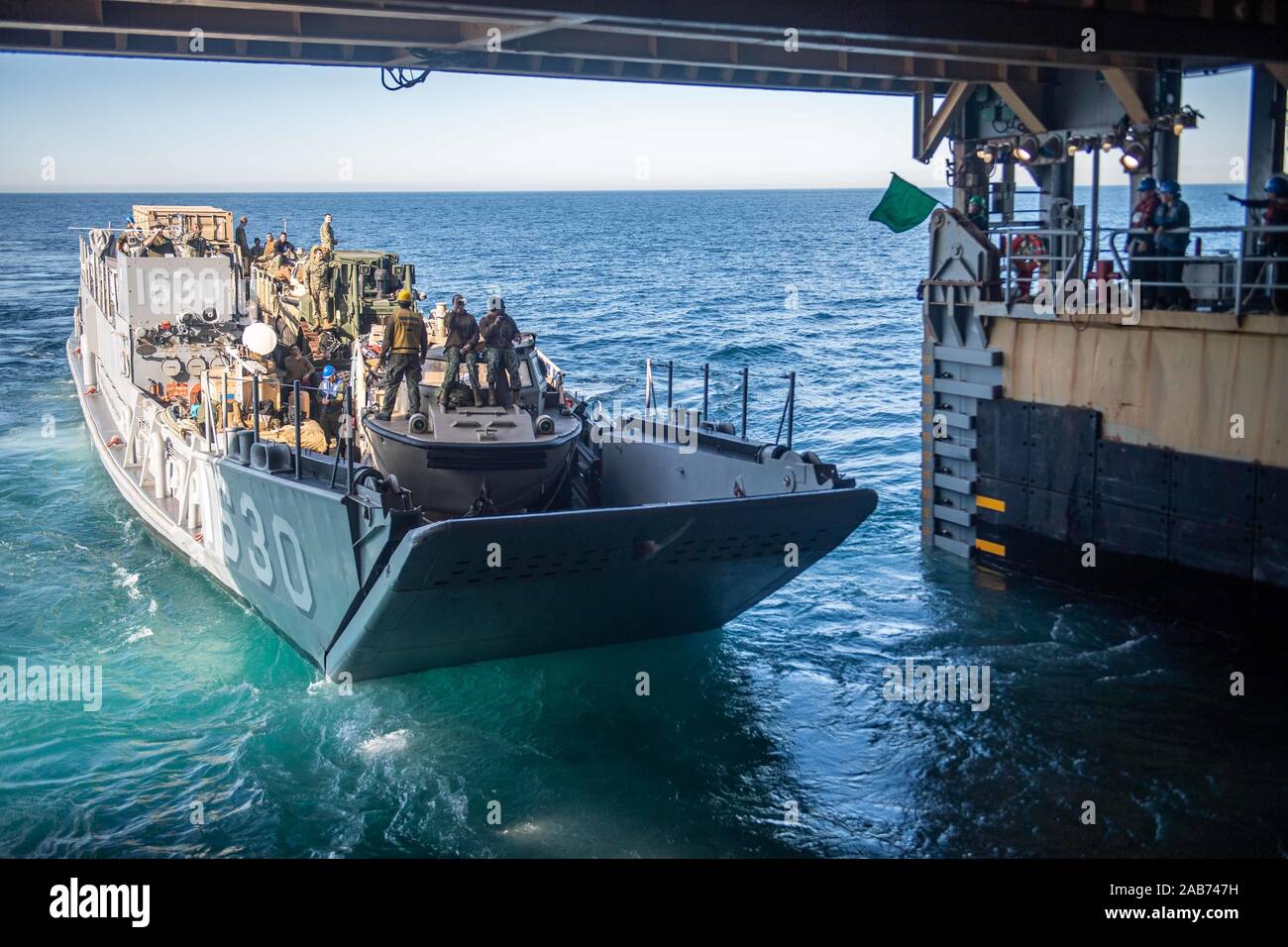 Amphibious uss harpers ferry lsd 49 hi-res stock photography and images ...