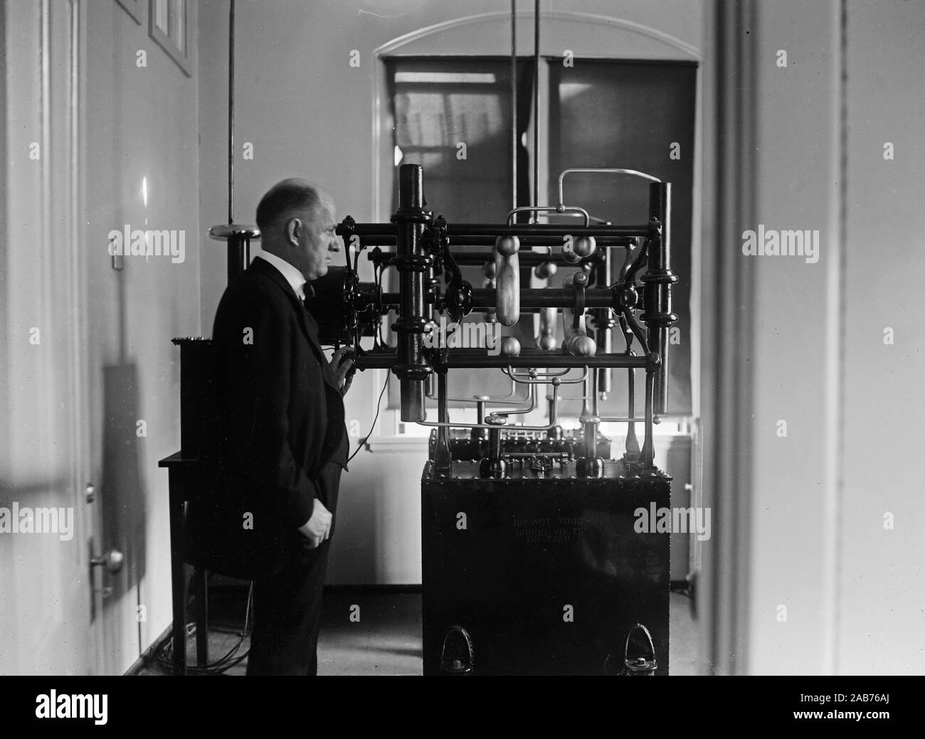 Early x ray machine hi-res stock photography and images - Alamy