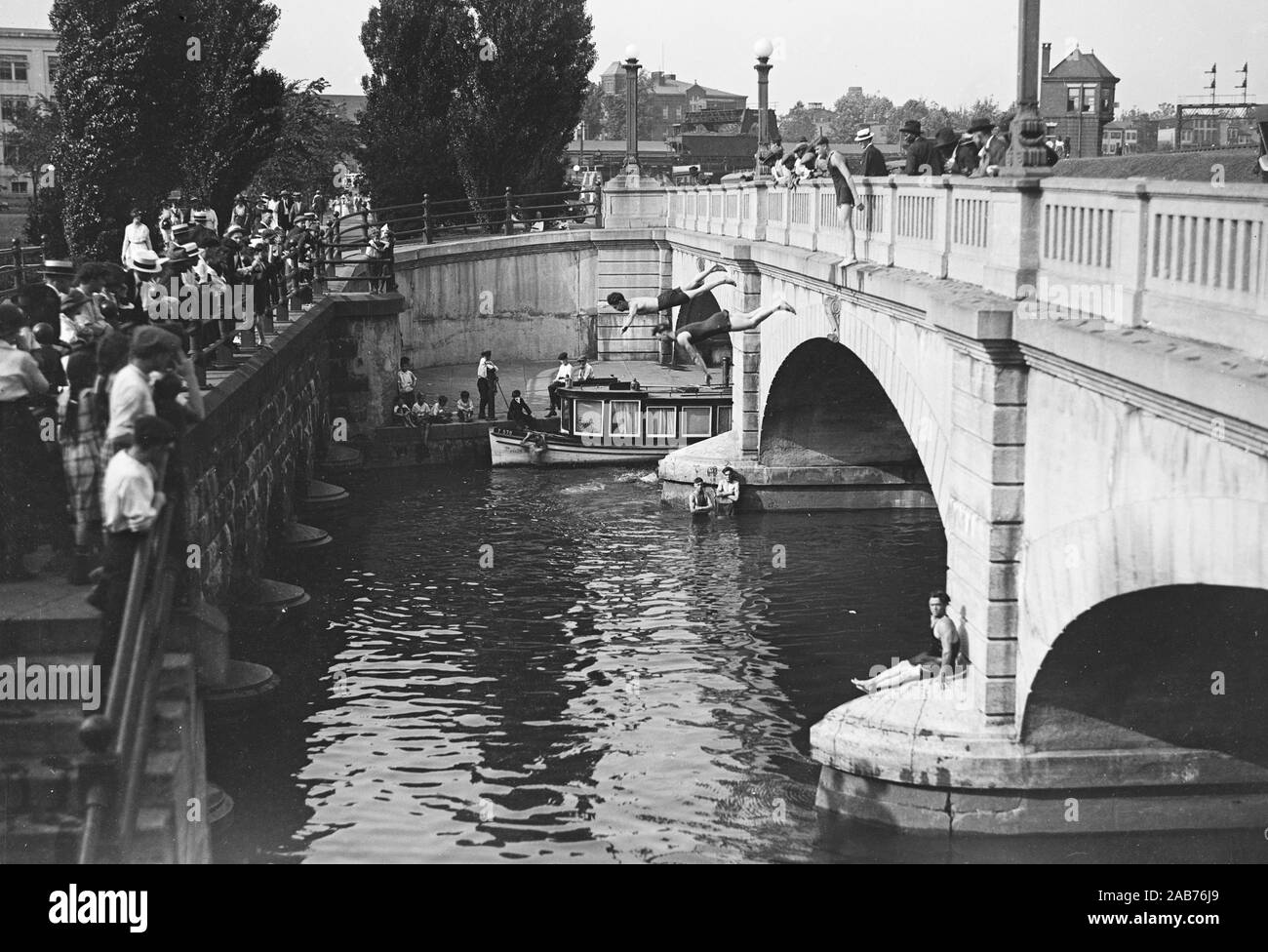 People diving into the tidal pool in Washington D.C. ca. 1915-1923 ...