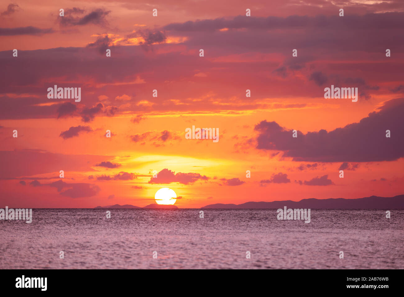 Pink cloud sunset over ocean hi-res stock photography and images - Alamy