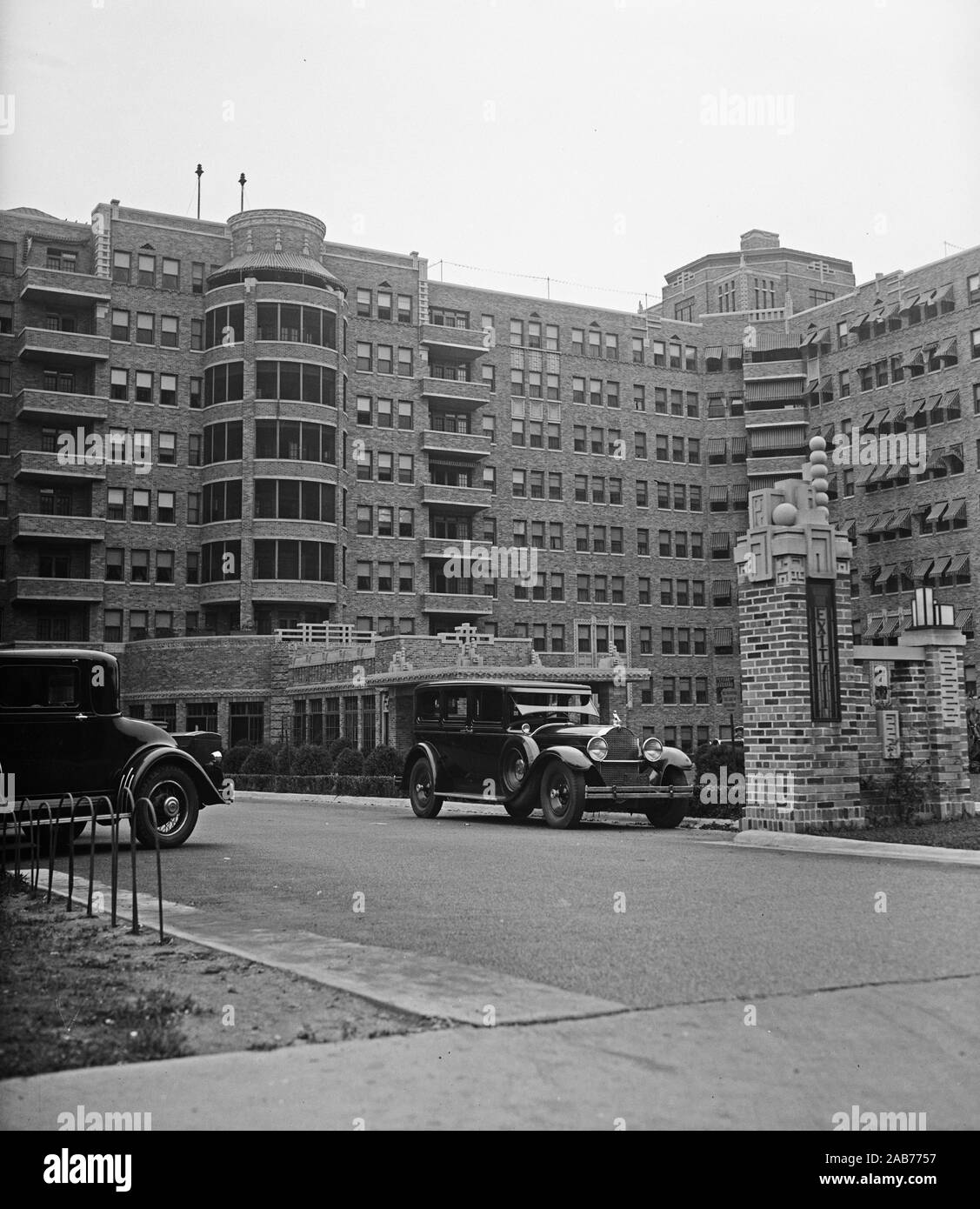High rise apartment building 1930s Black and White Stock Photos ...