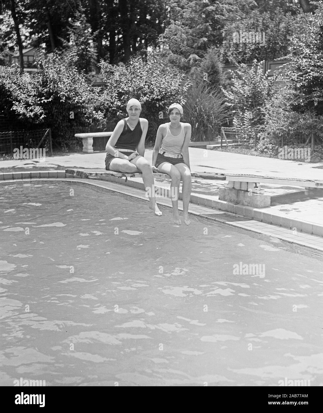 1920s swimming pool hi-res stock photography and images - Alamy