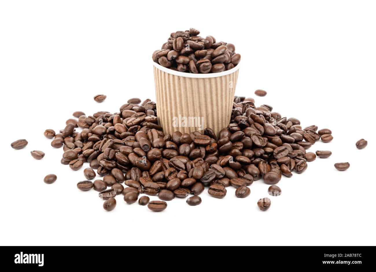 Kraft paper cup with coffee beans spread around isolated on white Stock ...