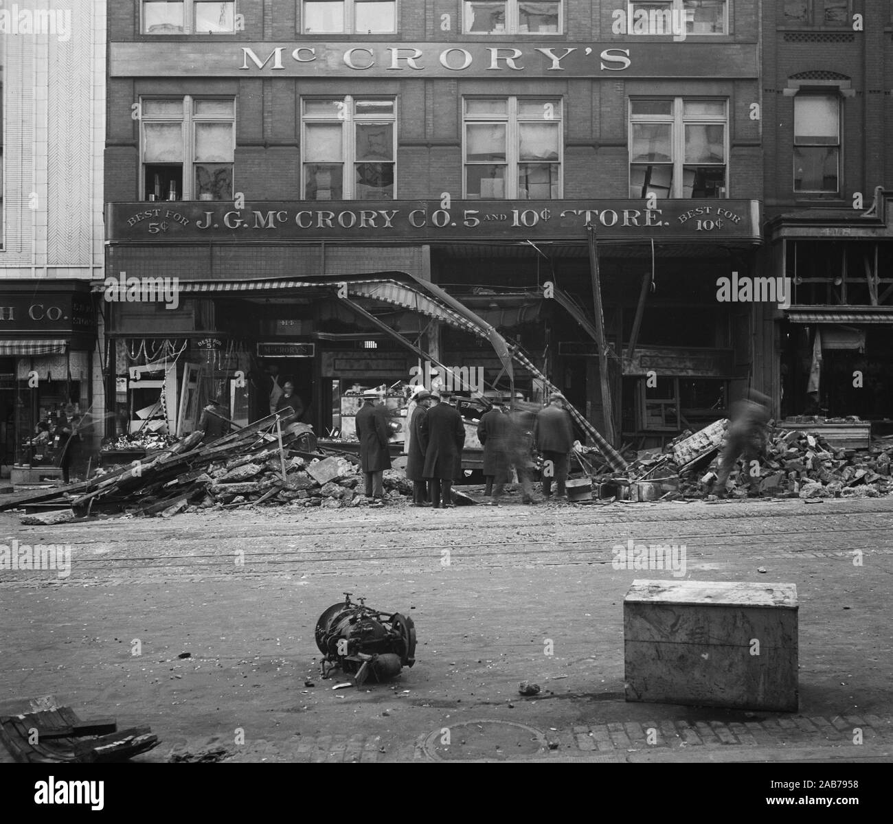 Vintage explosion images hi-res stock photography and images - Alamy