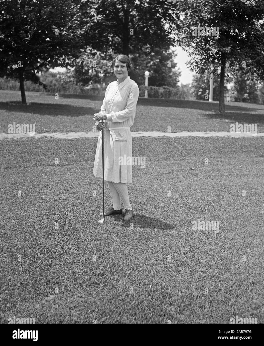 Female golfing 1920s hi-res stock photography and images - Alamy