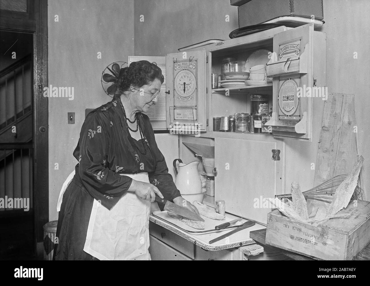 Woman 1920s kitchen hi-res stock photography and images - Alamy