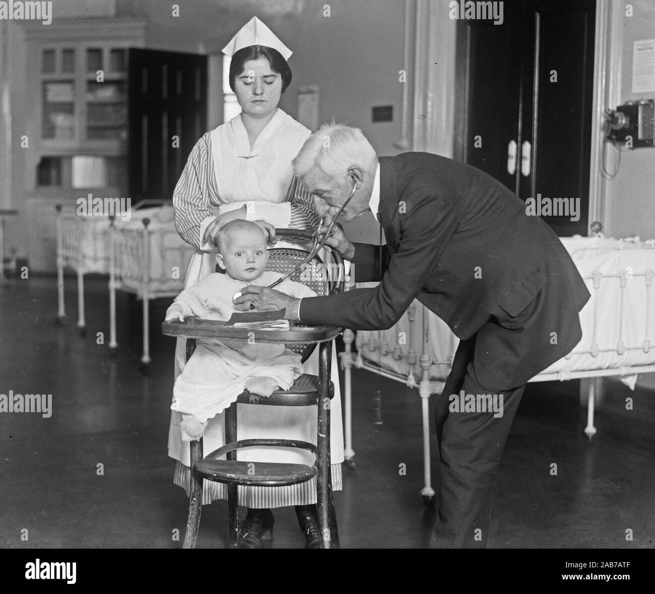 Doctor using stethoscope Black and White Stock Photos & Images - Alamy