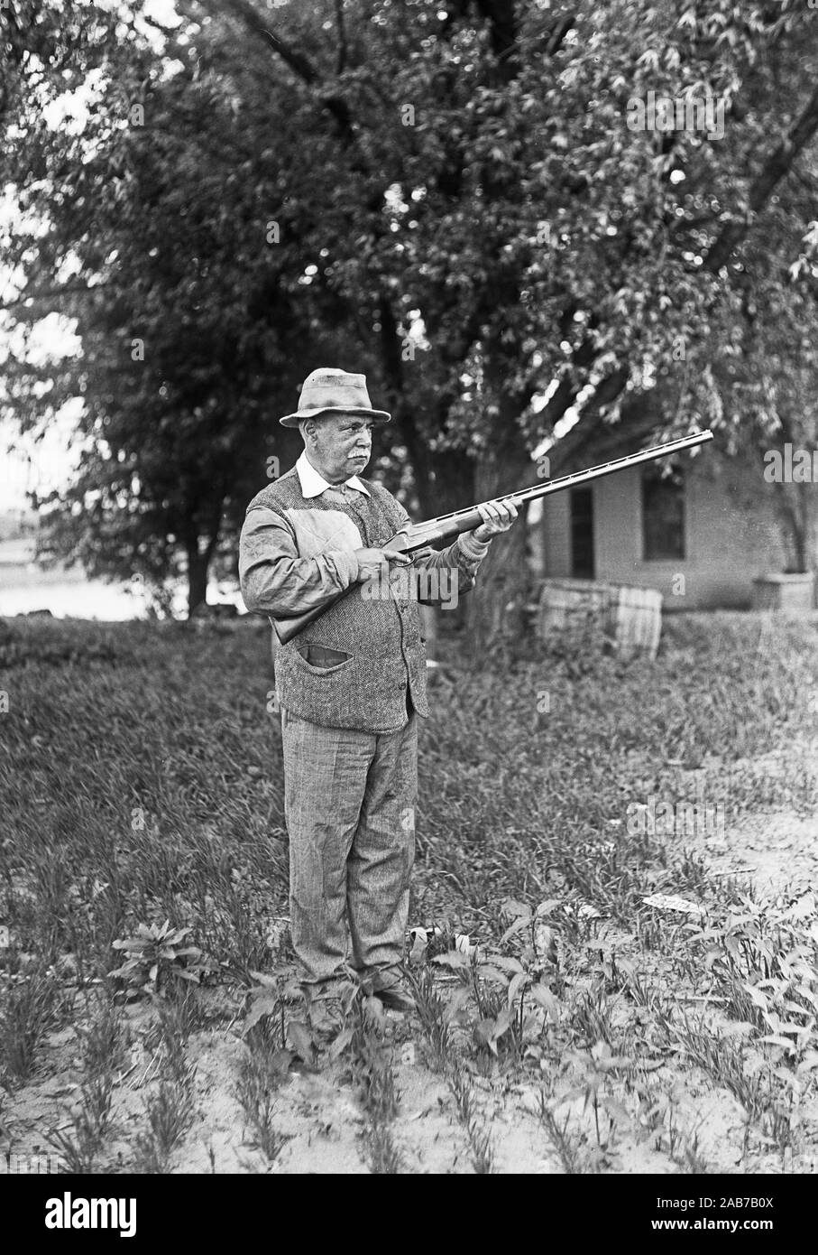 Old man holding shotgun Black and White Stock Photos & Images - Alamy