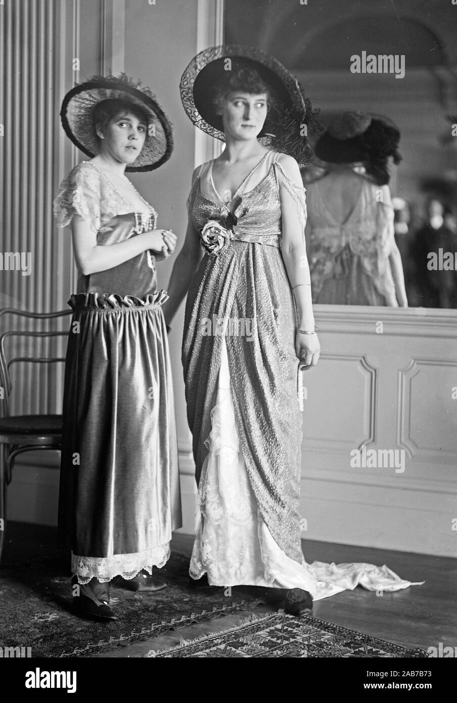Early 1900s female models hi-res stock photography and images - Alamy