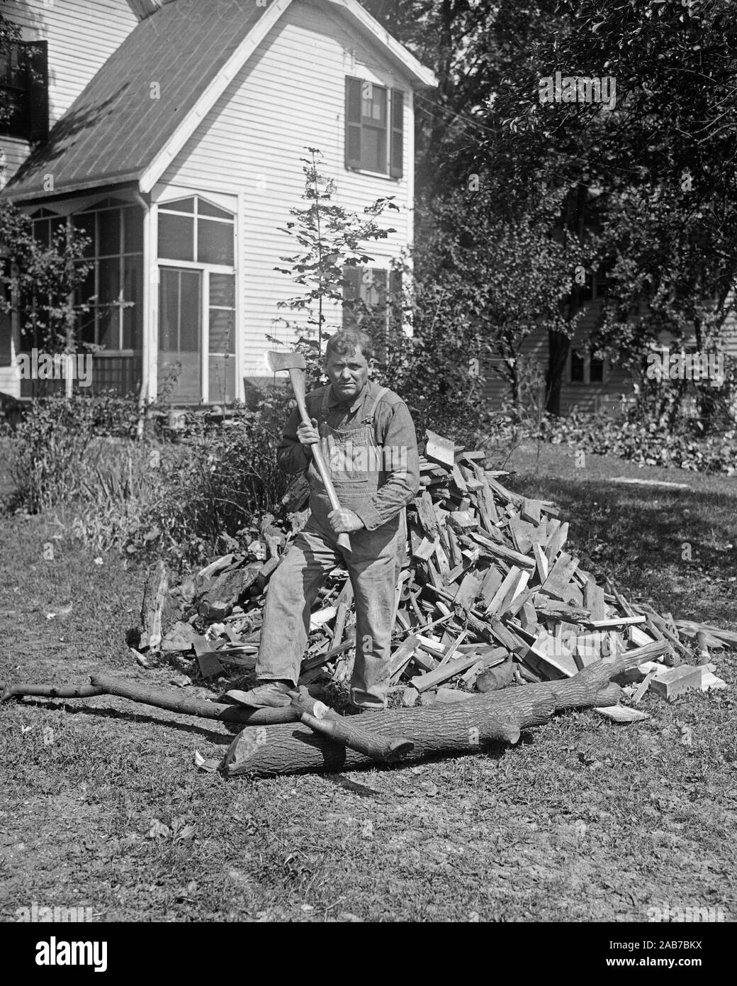 Wood cutting man Black and White Stock Photos & Images - Alamy