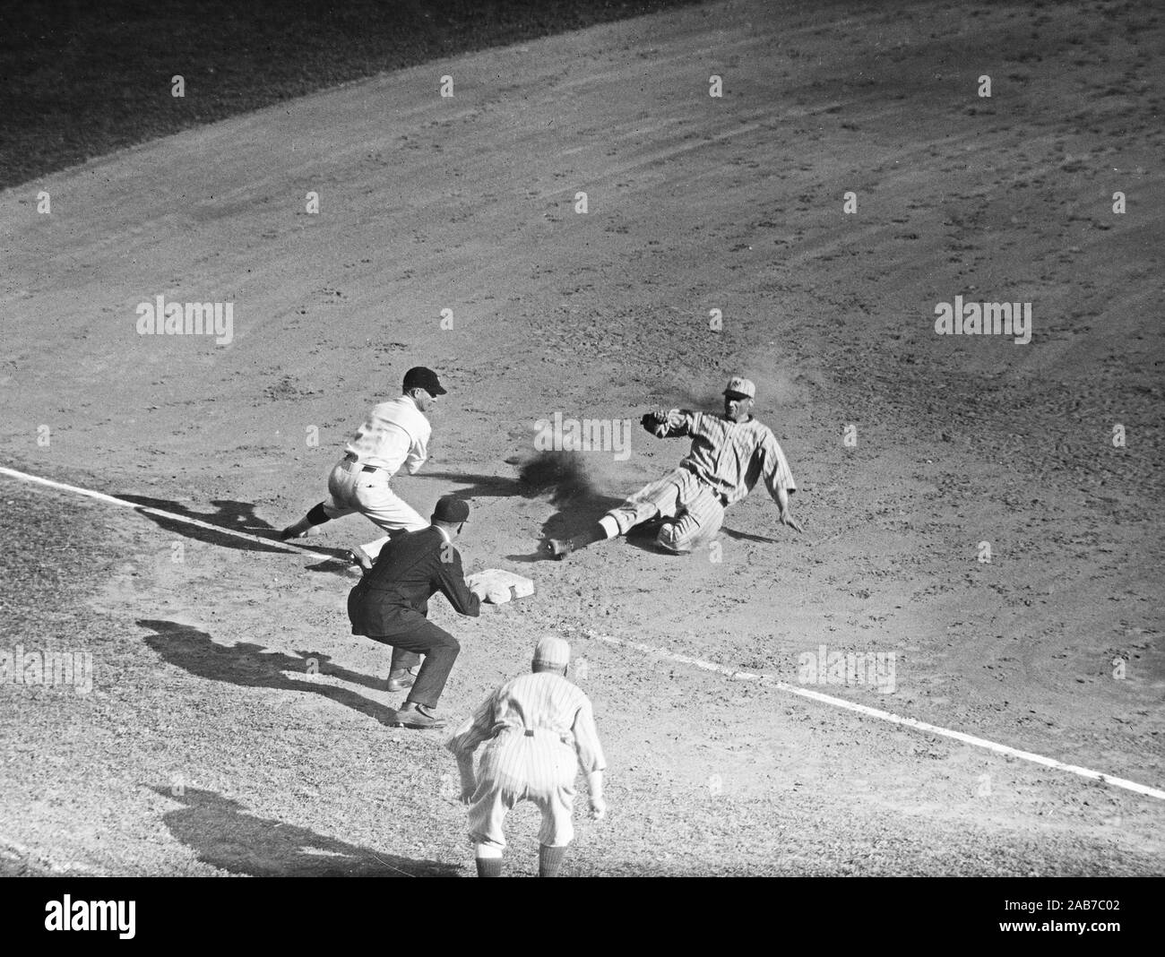 Baseball player sliding hi-res stock photography and images - Alamy