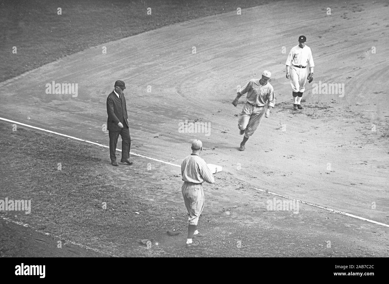 Rounding third base Black and White Stock Photos & Images - Alamy