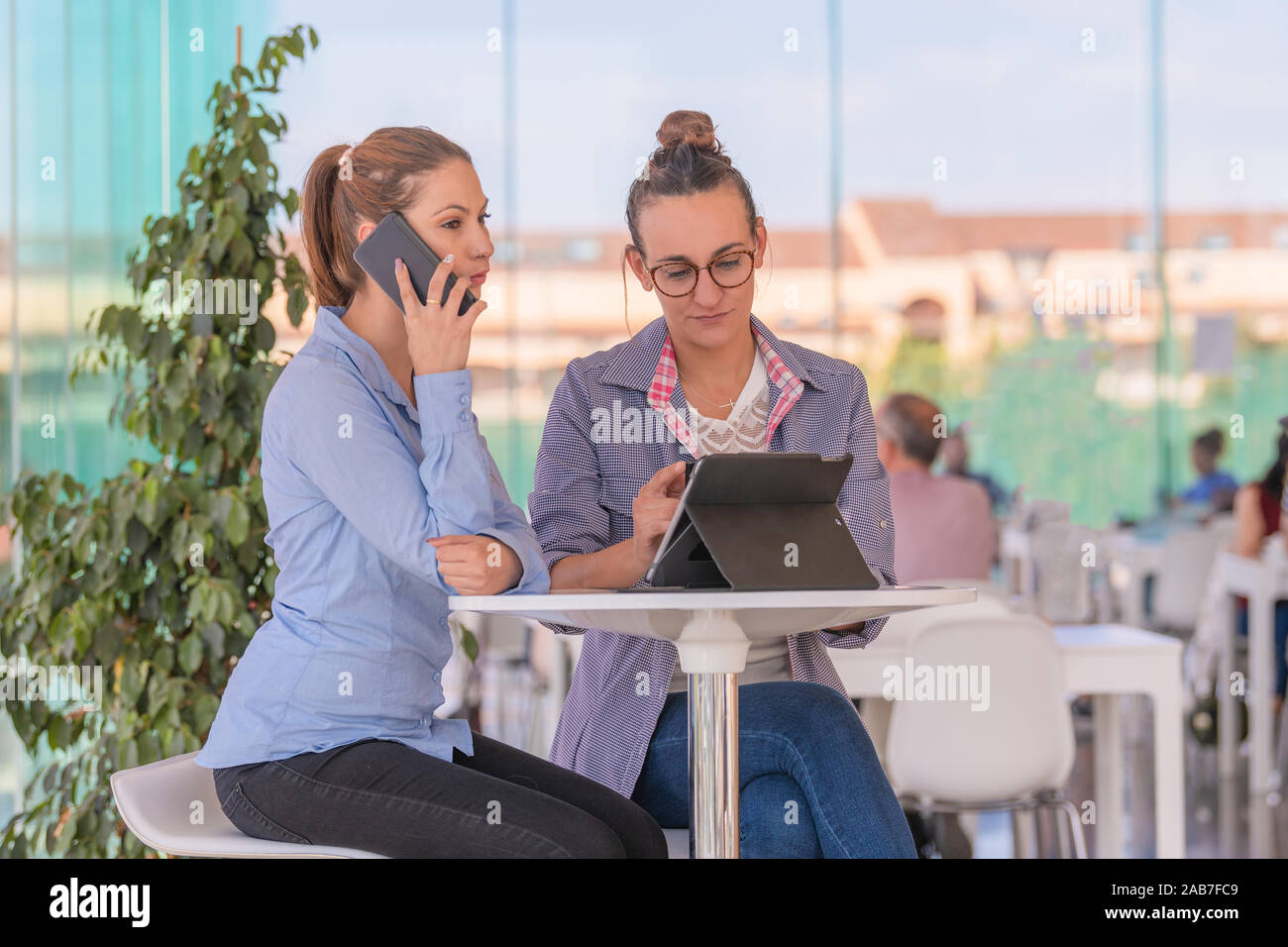 Woman and girl sitting talking hi-res stock photography and images - Alamy