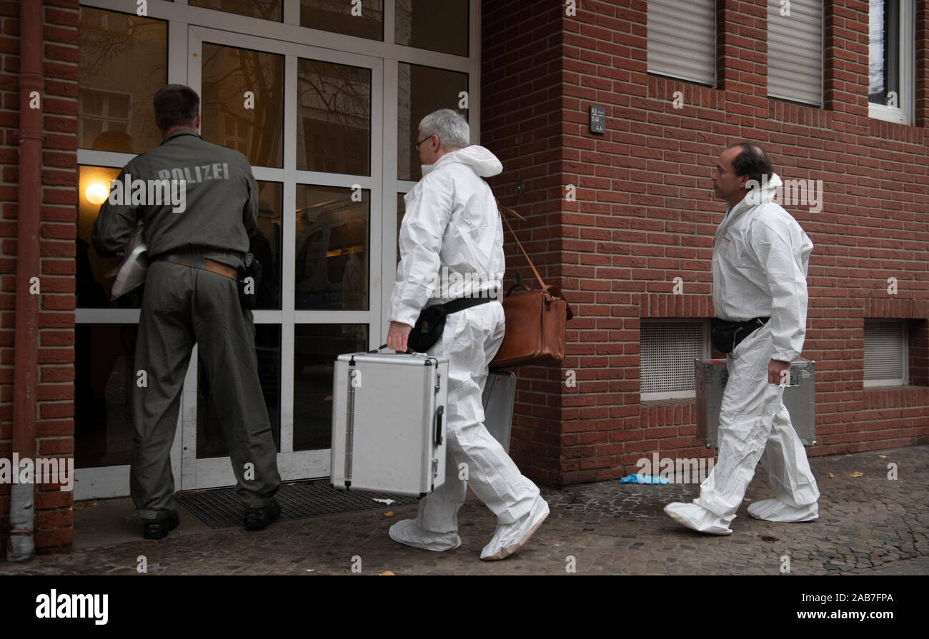 Berlin, Germany. 26th Nov, 2019. Police forensic technicians walk into ...