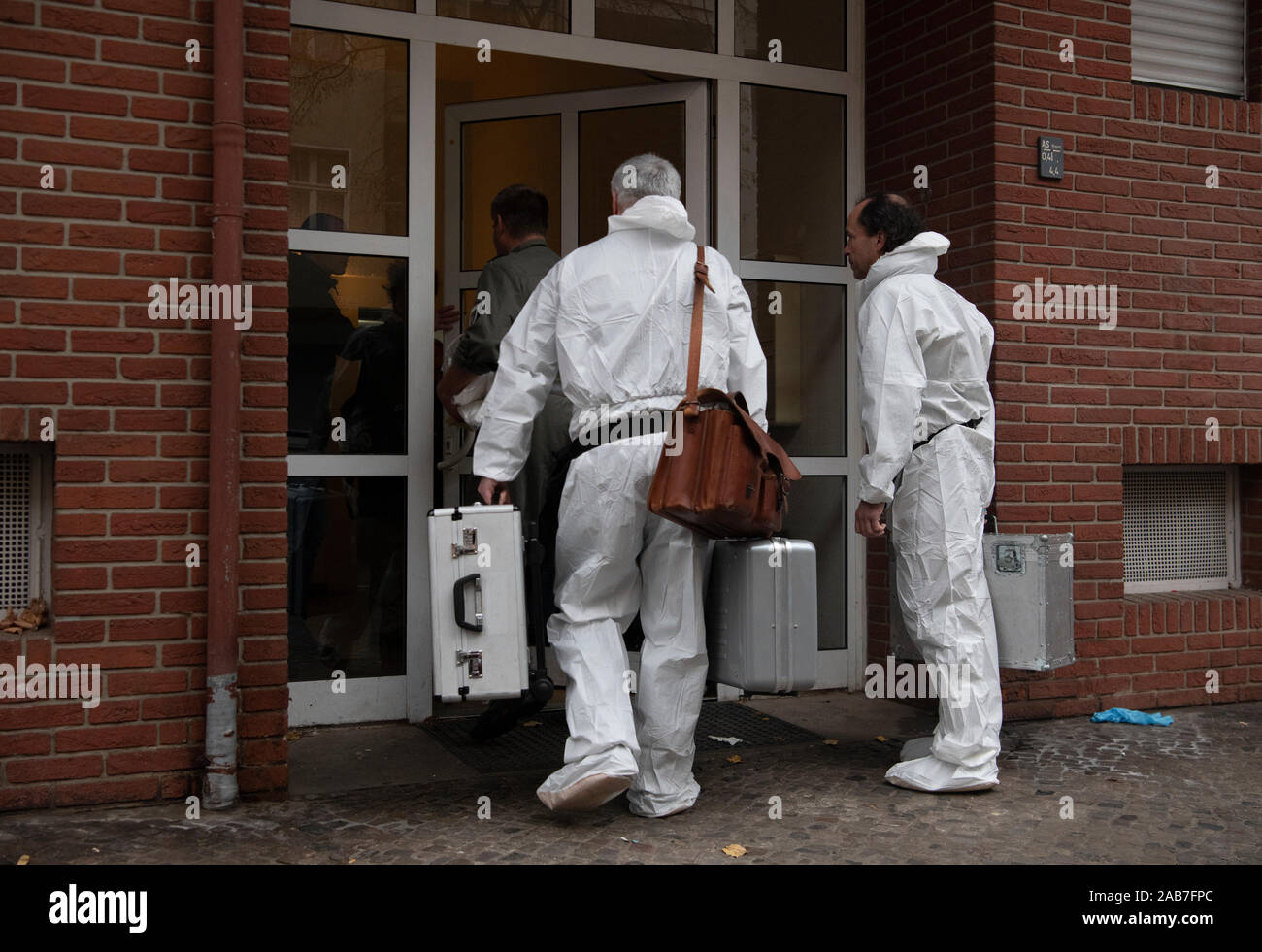 Berlin, Germany. 26th Nov, 2019. Police forensic technicians walk into ...