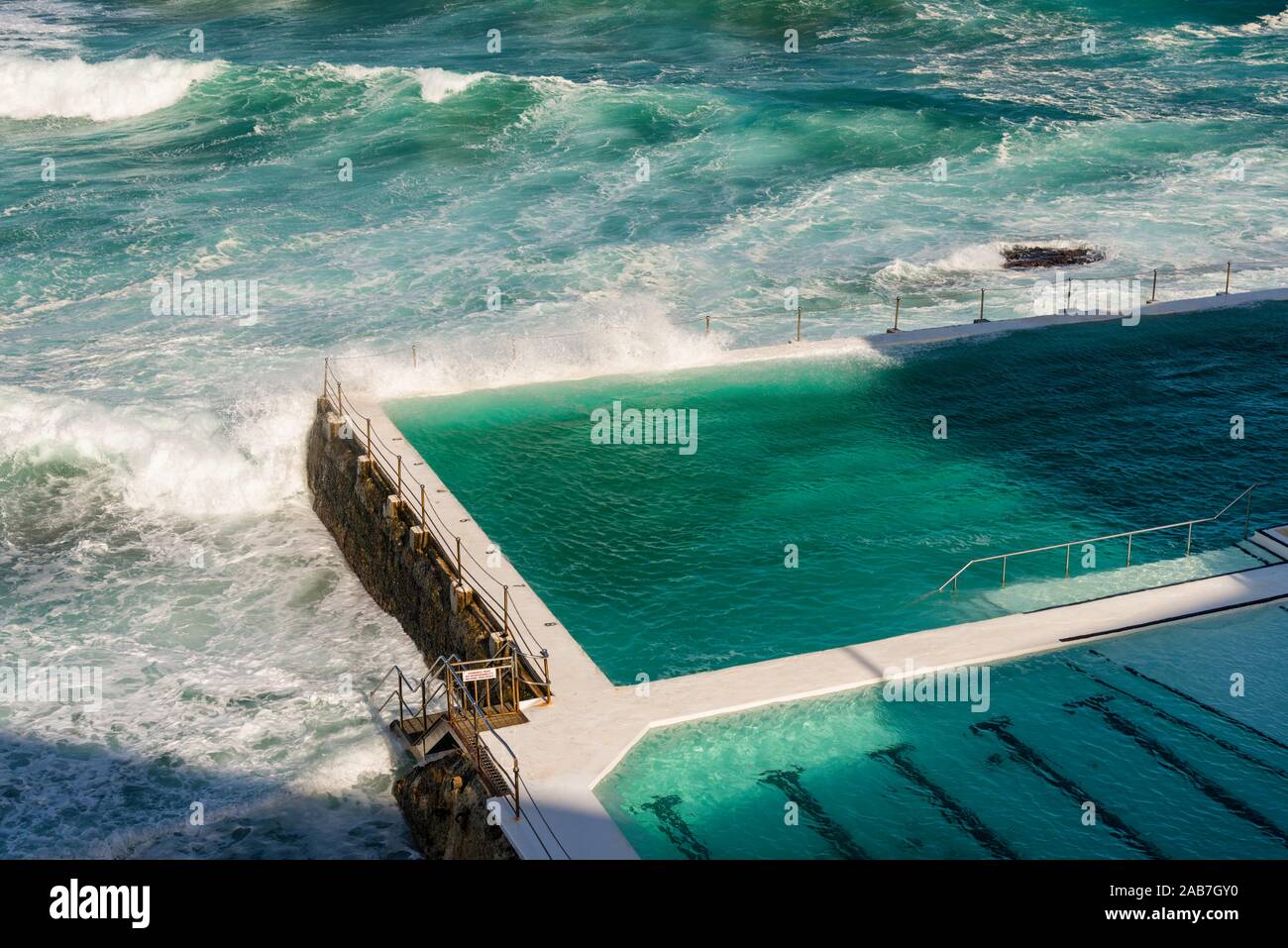 Bondi beach rock swimming pool hi-res stock photography and images - Alamy