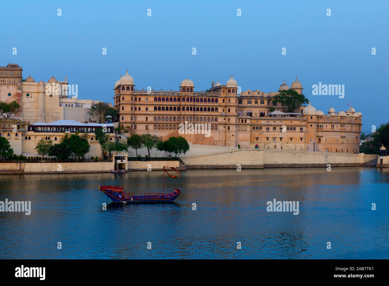 City Palace and Lake Pichola, Udaipur, Rajasthan, India, Asia Stock ...
