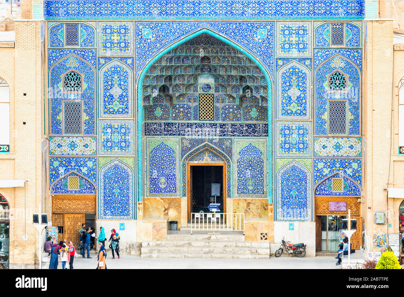 Entrance door, Sheikh Lotfallah Mosque, Maydam-e Iman Square, UNESCO ...