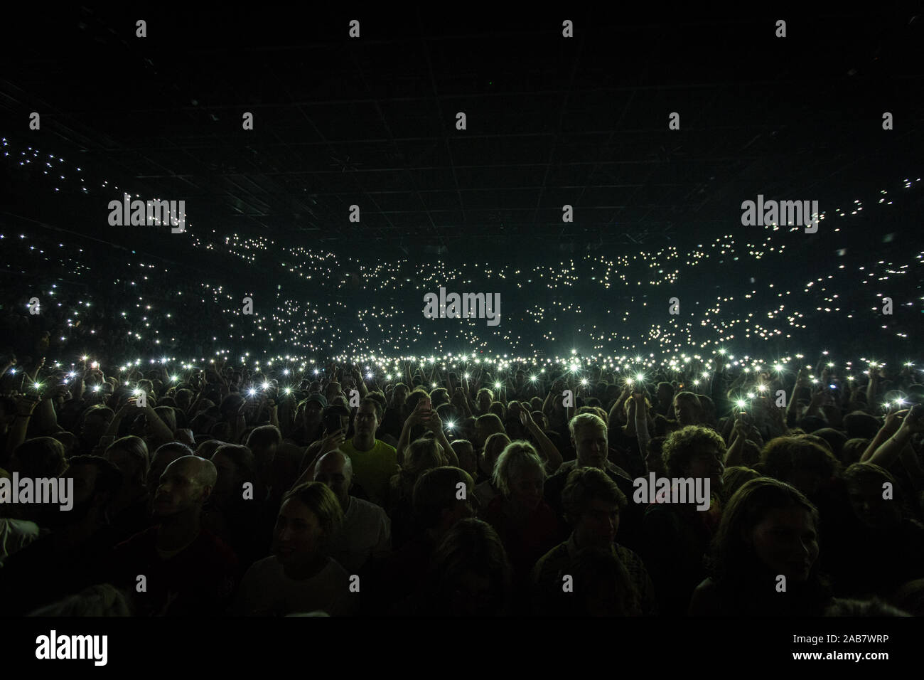 Concert audience phones hi-res stock photography and images - Alamy