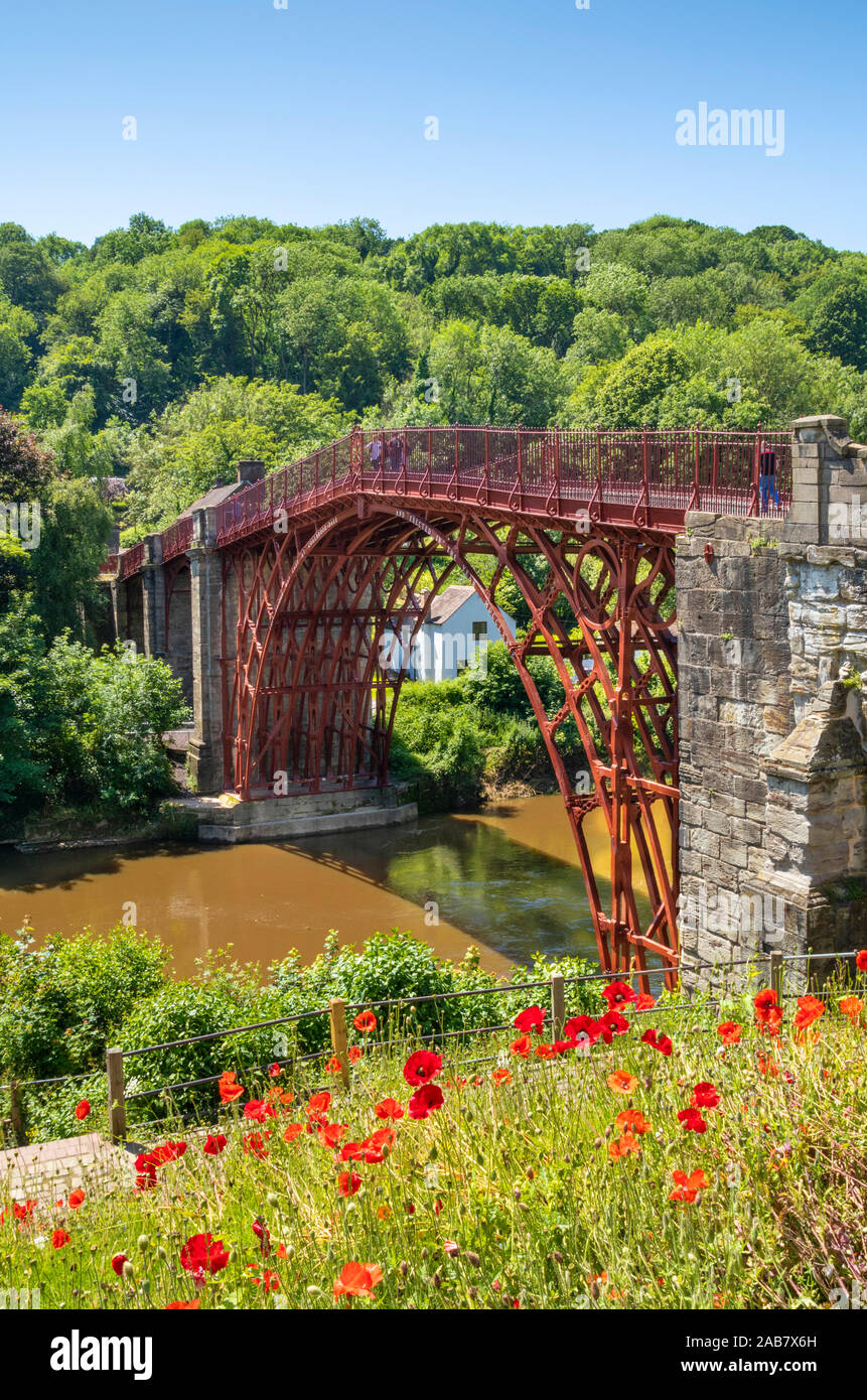 Red Ironbridge bridge over River Severn, Ironbridge Gorge, UNESCO World ...