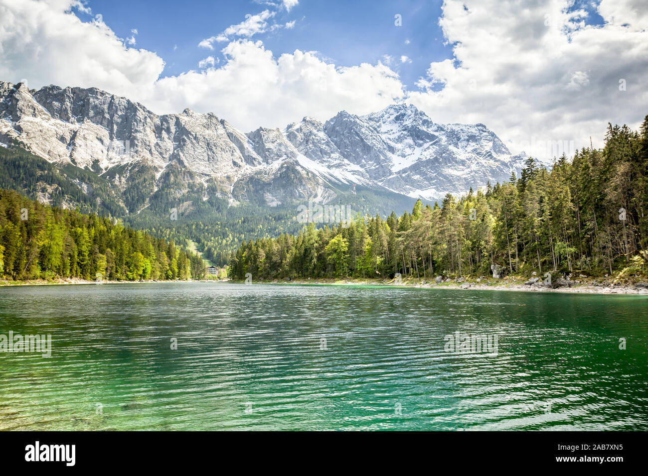 Der Eibsee in Bayern, Deutschland, mit der Zugspitze im Hintergrund ...
