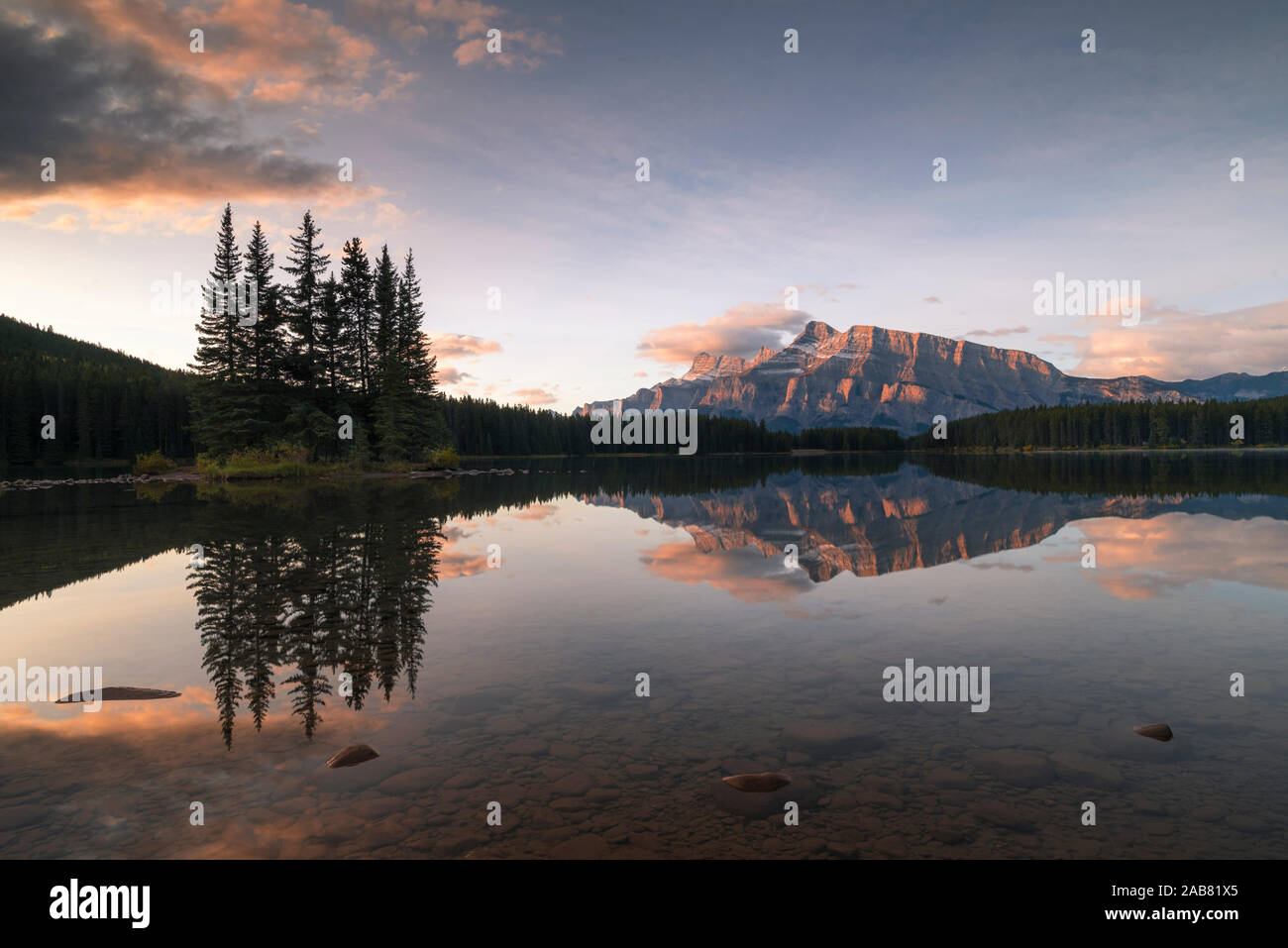 Sunrise on mount rundle hi-res stock photography and images - Alamy
