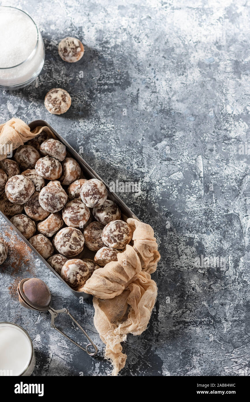 Vintage tin boxes with tea hi-res stock photography and images - Alamy