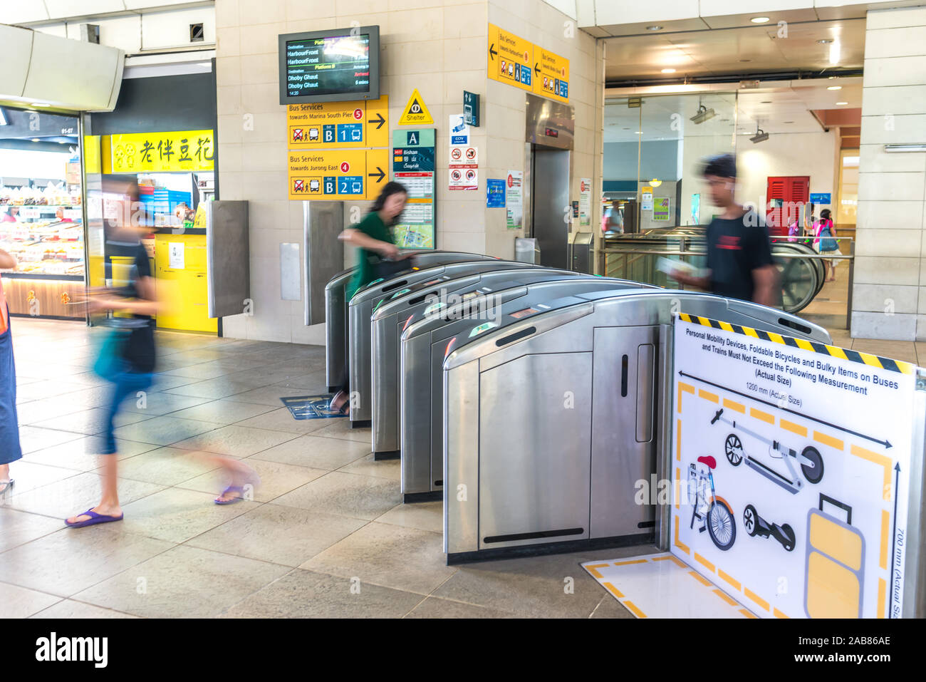 Ticket machine singapore mrt hi-res stock photography and images - Alamy