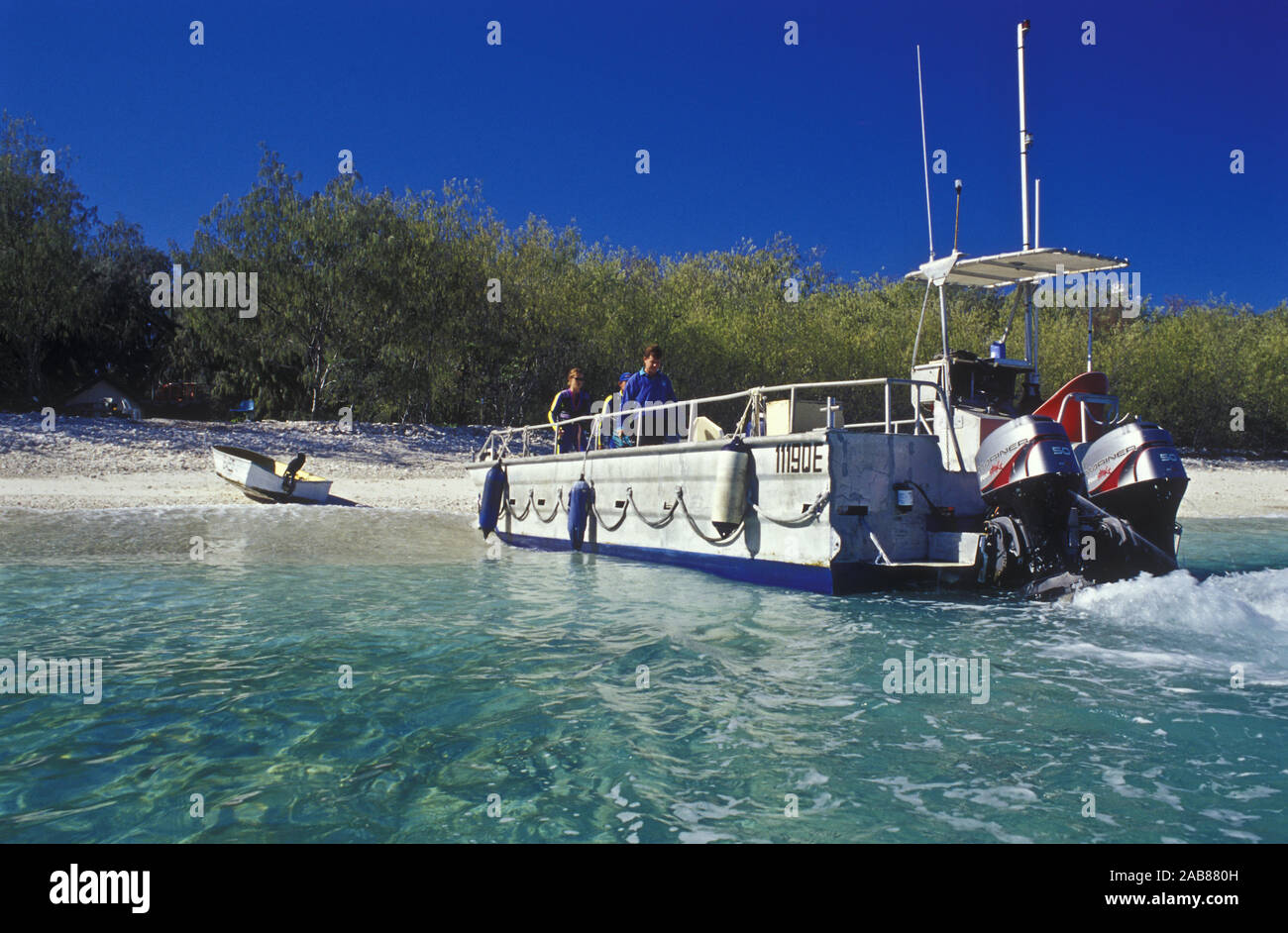Dive boat leaving, Lady Elliott Island, Great Barrier Reef, Queensland ...