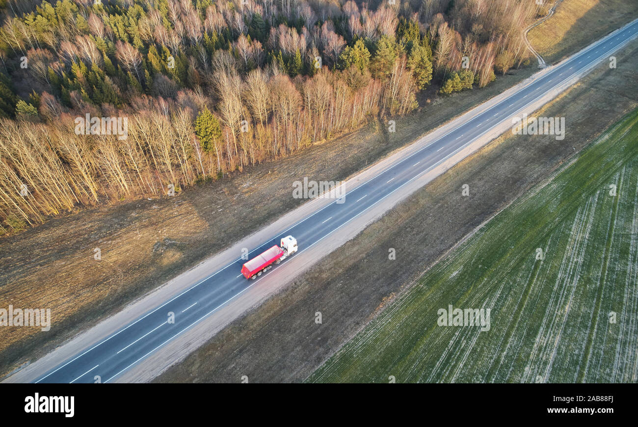 Red shipping truck highway hi-res stock photography and images - Alamy