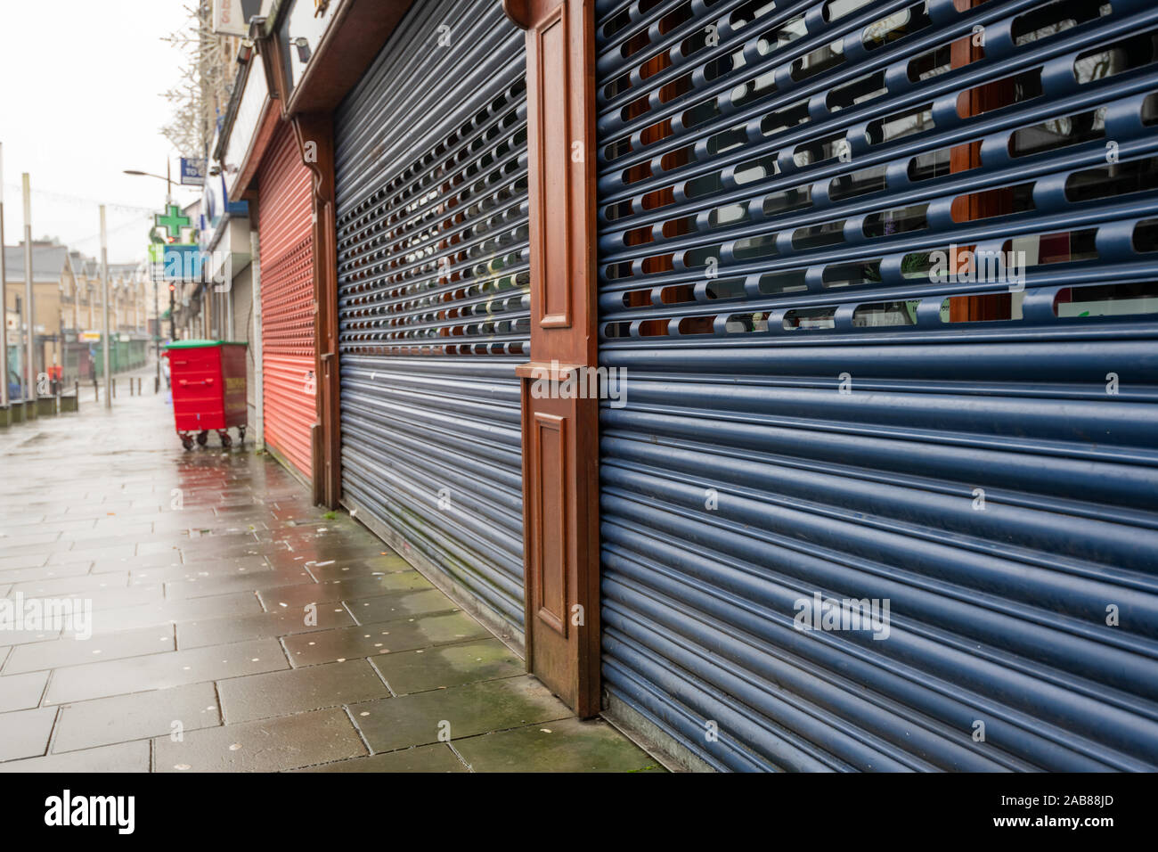 High street shops closing hi-res stock photography and images - Alamy