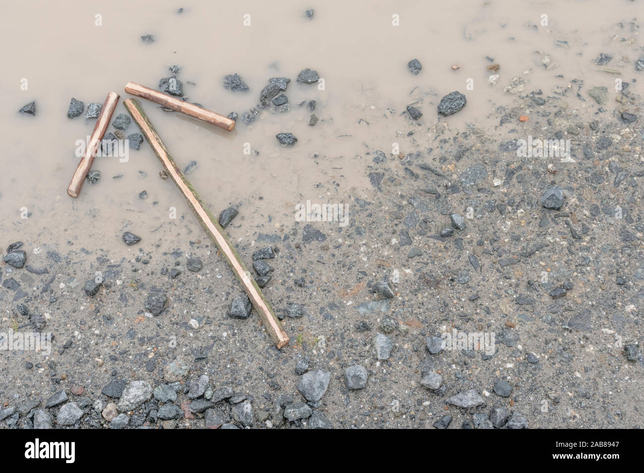 Survival skills concept. Signal arrow on gravel 'proceed this way ...