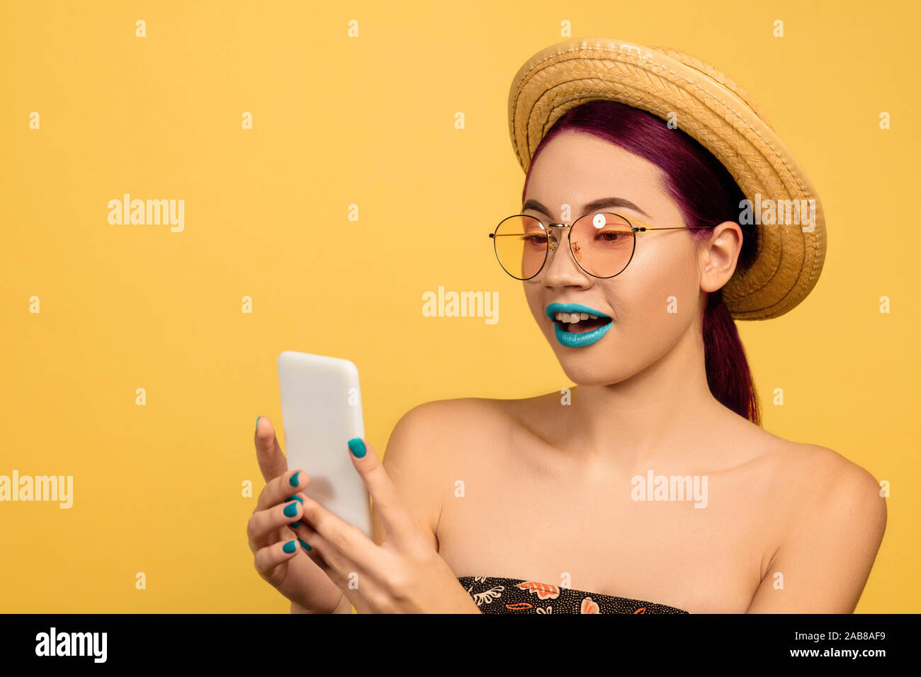 Portrait of beautiful woman with bright make-up, hat and sunglasses on ...