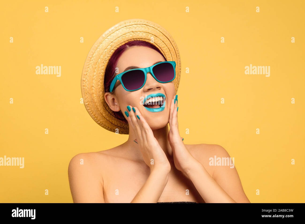 Portrait of beautiful woman with bright make-up, hat and sunglasses on ...
