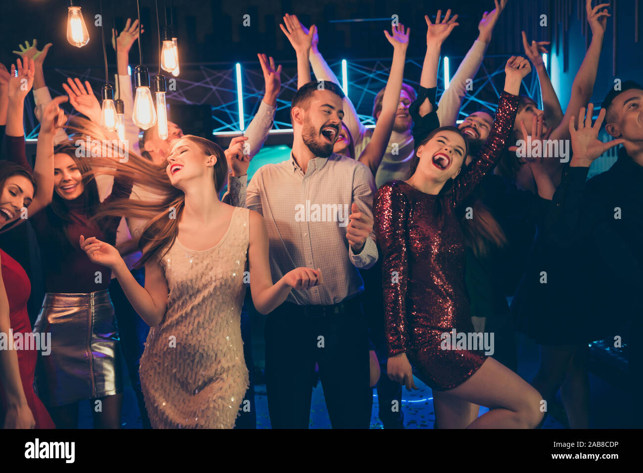 Crowd of people shouting music hi-res stock photography and images - Alamy