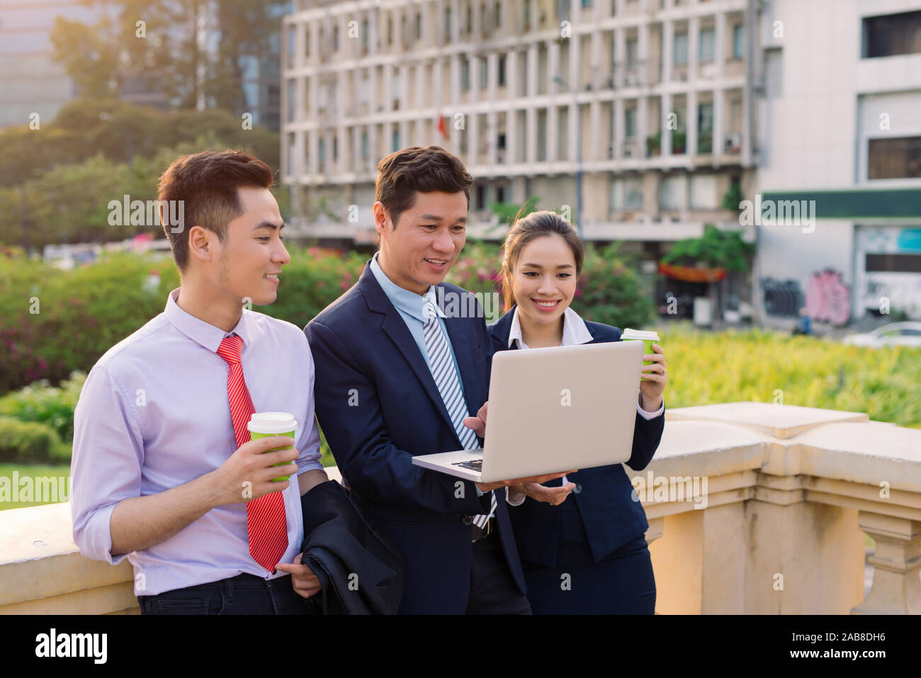 Team japanese businesspeople working together hi-res stock photography ...