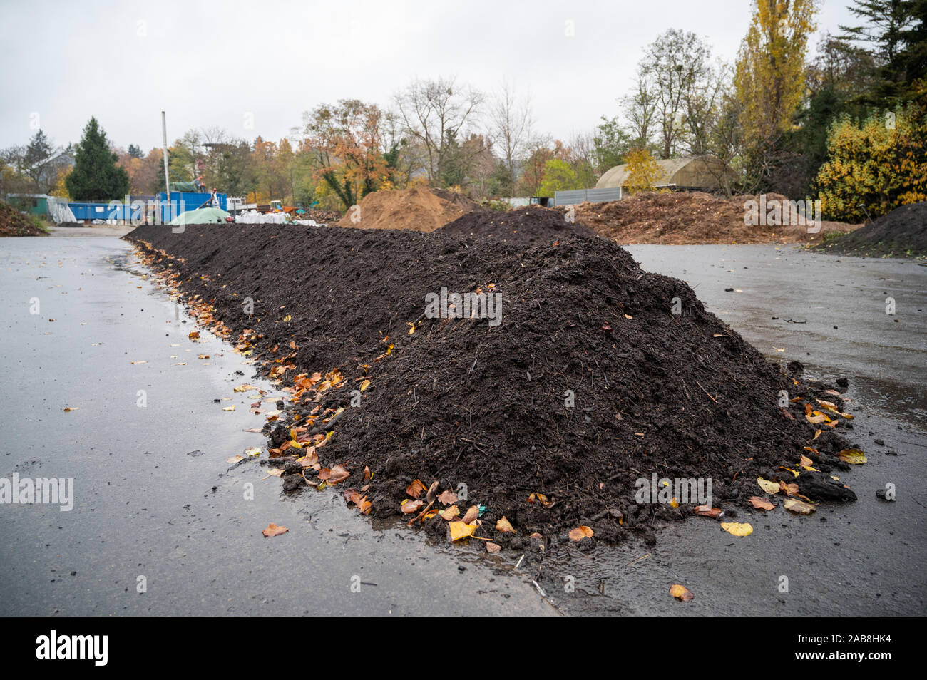Finished compost soil hi-res stock photography and images - Alamy