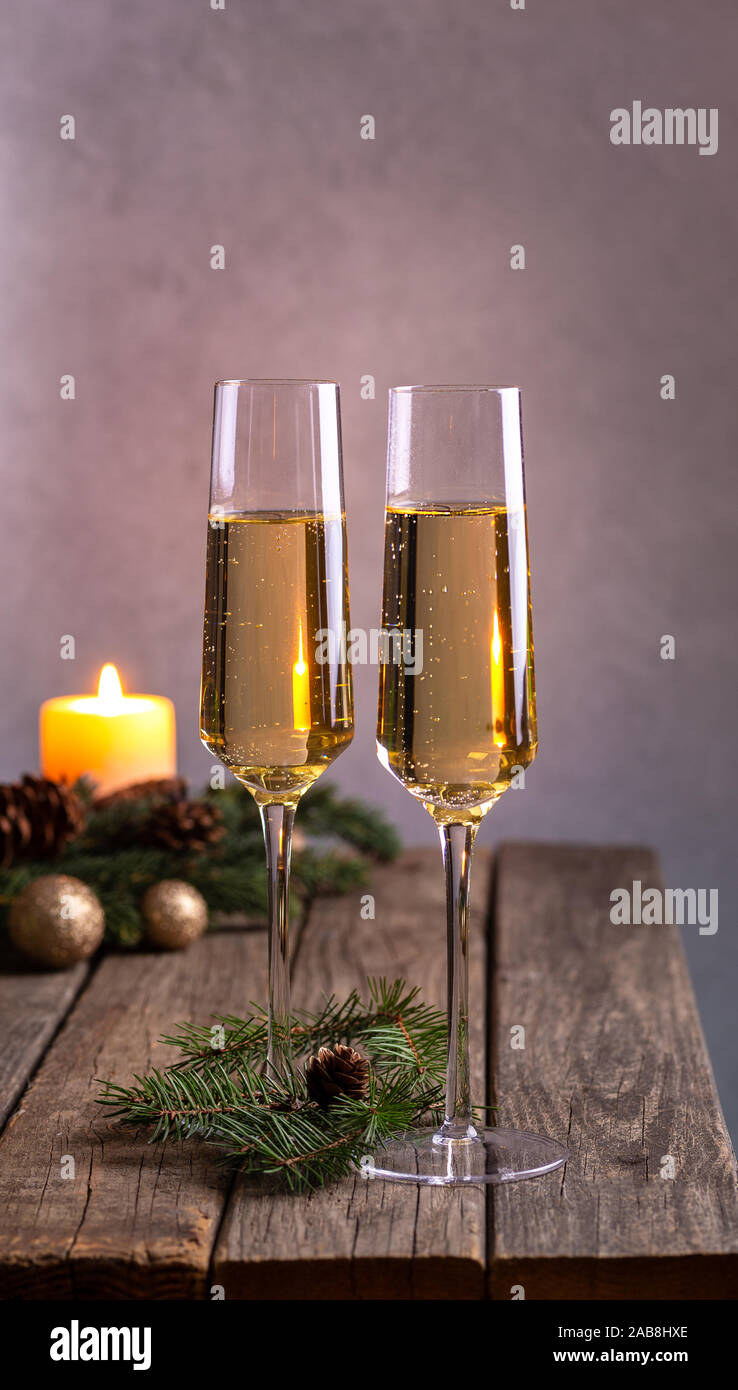 Champagne flutes christmas table hi-res stock photography and images ...