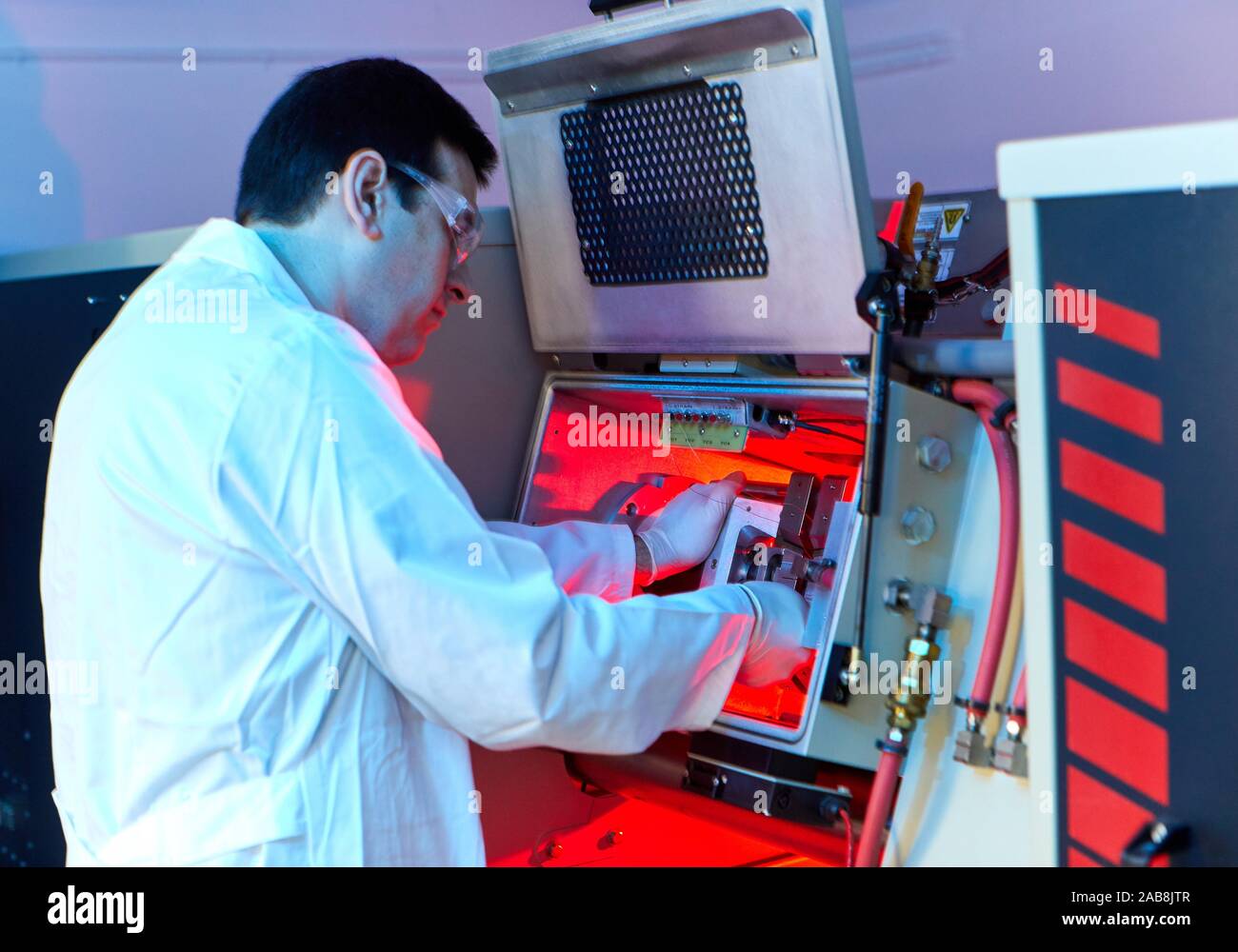 Materials testing machine hi-res stock photography and images - Alamy