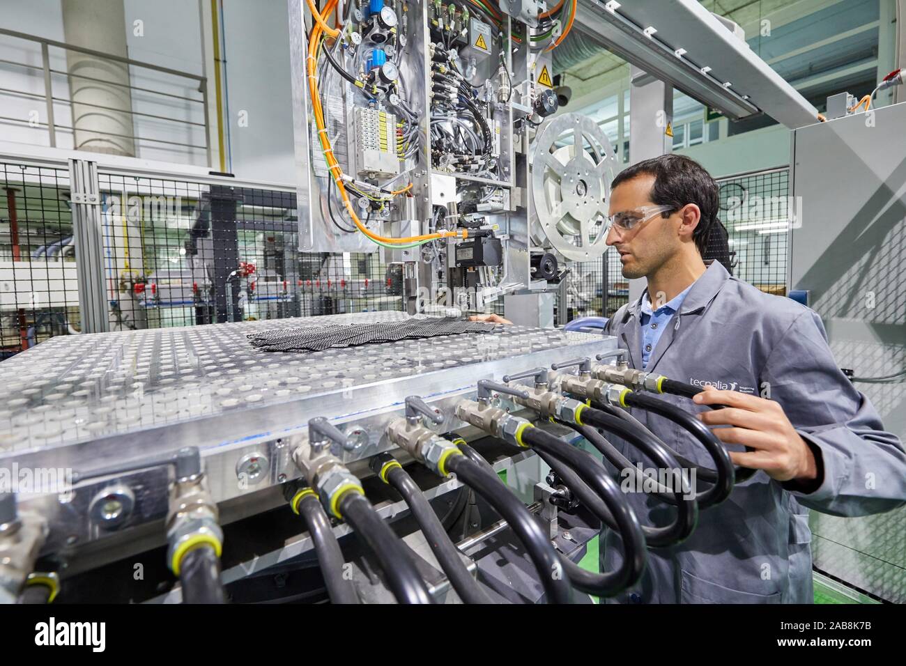 Wrapping people hi-res stock photography and images - Alamy