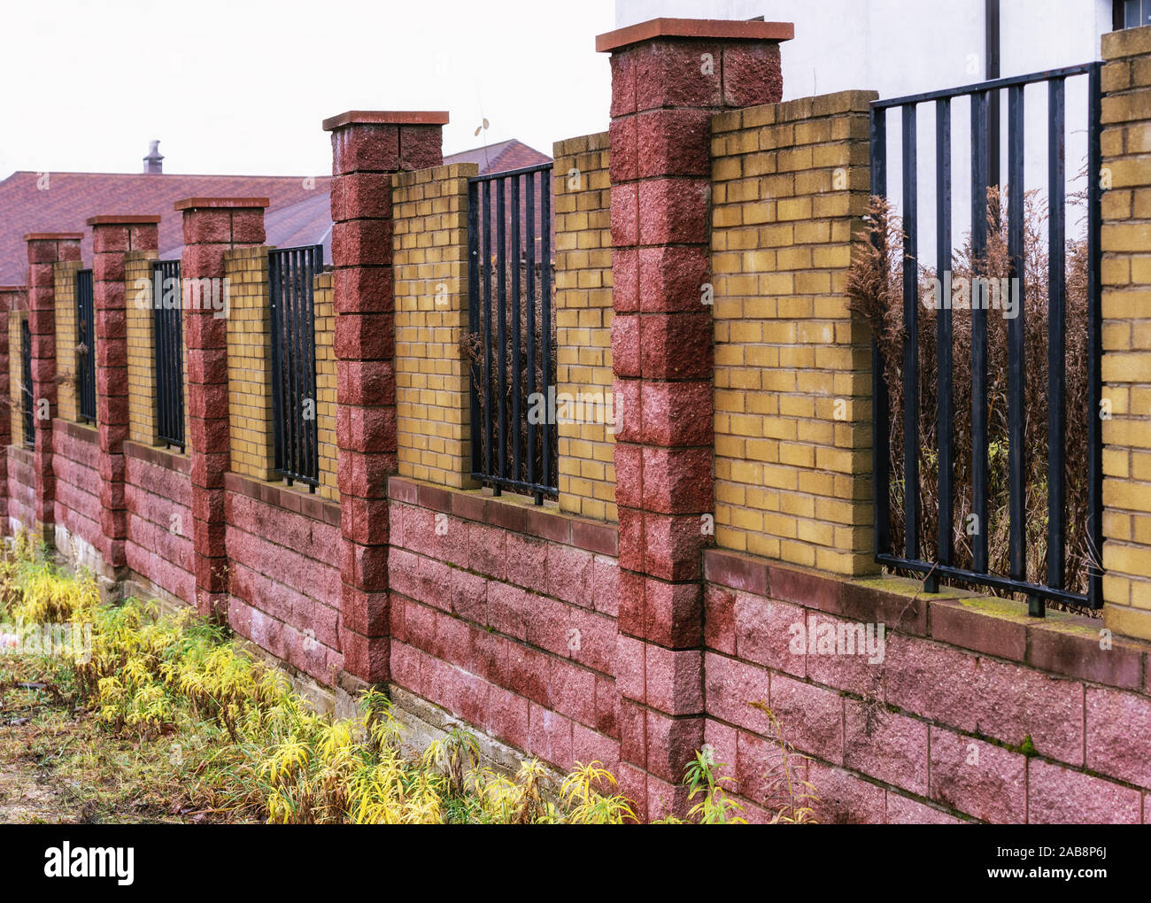 Metal fence around outside hi-res stock photography and images - Alamy